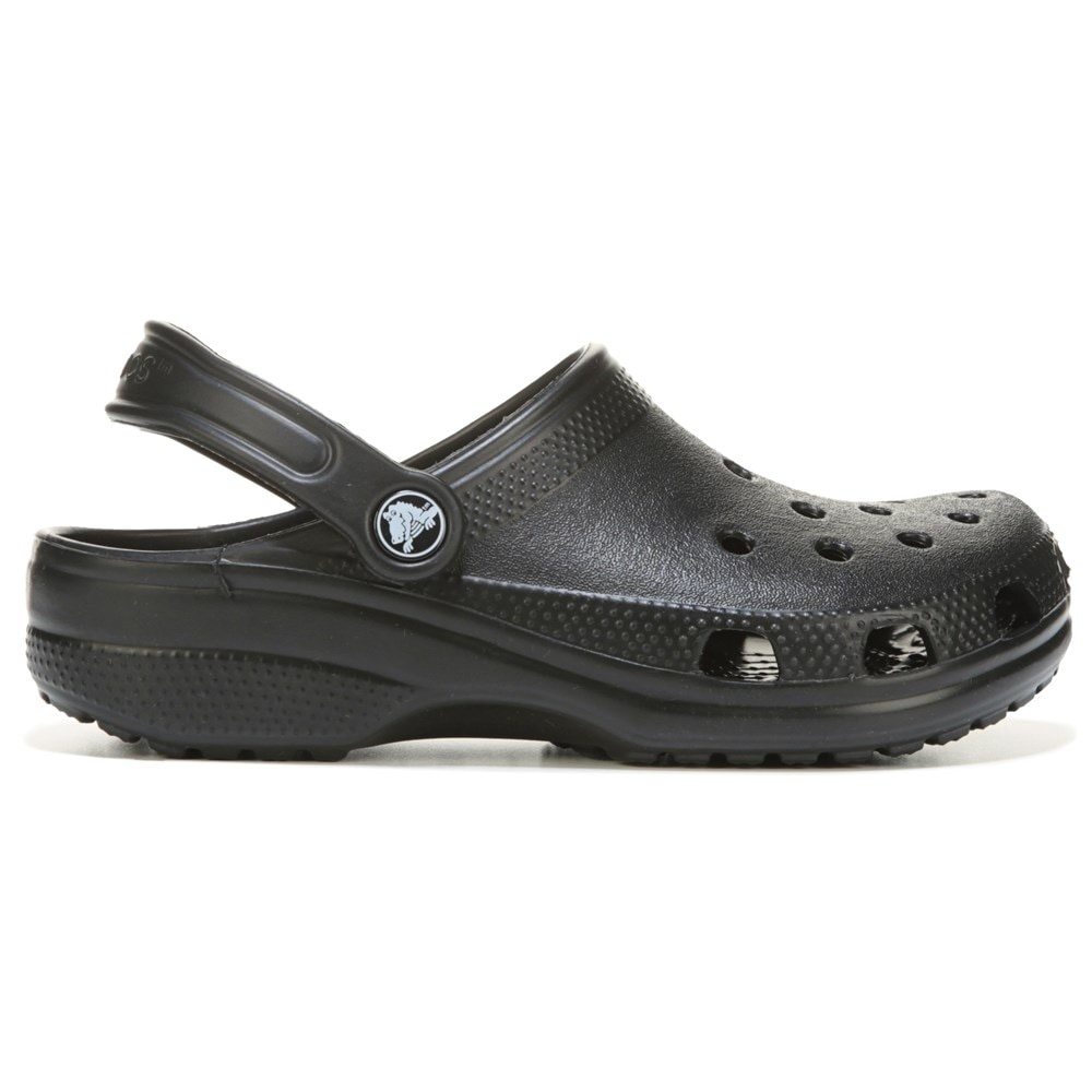 Does famous footwear sell crocs store